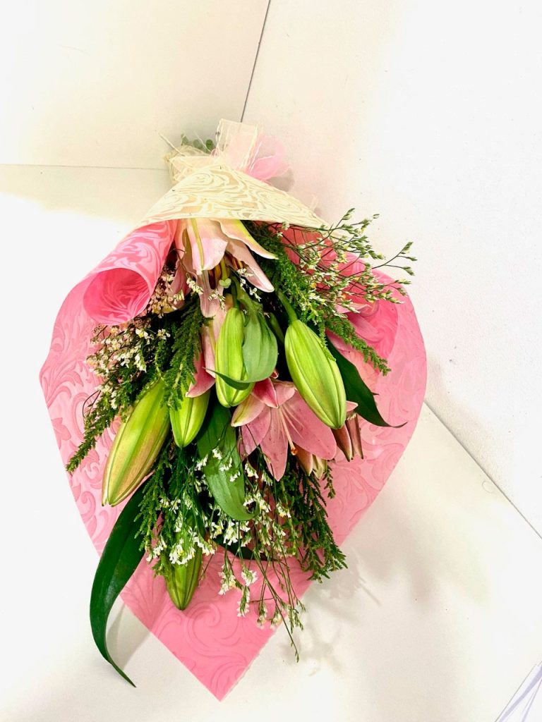 Ramo con 05 hermosas varas de Liliums – RosasExpress